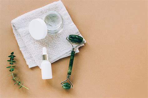 흰색 브랜드가 없는 병 크림 항아리 페이스 롤러의 화장품 세럼 수건 유칼립투스 잎 제이드 롤러에 대한 스톡 사진 및 기타 이미지