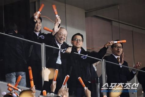 [포토] 한화 이글스 팬들과 함께 기뻐하는 김승연 회장 네이트 스포츠