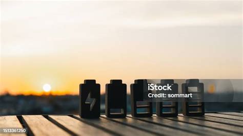배터리 충전 표시기 목재 모델 전화 충전 수준 방전 및 완전히 충전된 배터리 배터리 충전량이 높음에서 낮음으로 유지됩니다 0명에 대한 스톡 사진 및 기타 이미지 Istock