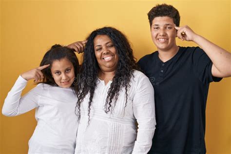 Familia De La Madre Hija E Hijo Parados Sobre Fondo Amarillo Sonriendo