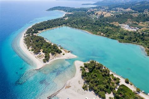 Χαλκιδική Η εξωτική παραλία με τα σμαραγδένια νερά σαν να είσαι στη