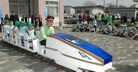ミニ北陸新幹線園児乗せ走る 京都府立田辺高鉄道研究部生徒が製作 産経ニュース