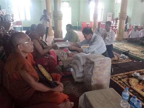 ပုဏ္ဏားကျွန်းမြို့၌ ဆရာတော်၊ သံဃာတော်များတို့အား ဆွမ်းဆန်တော်နှင့်လှူဖ
