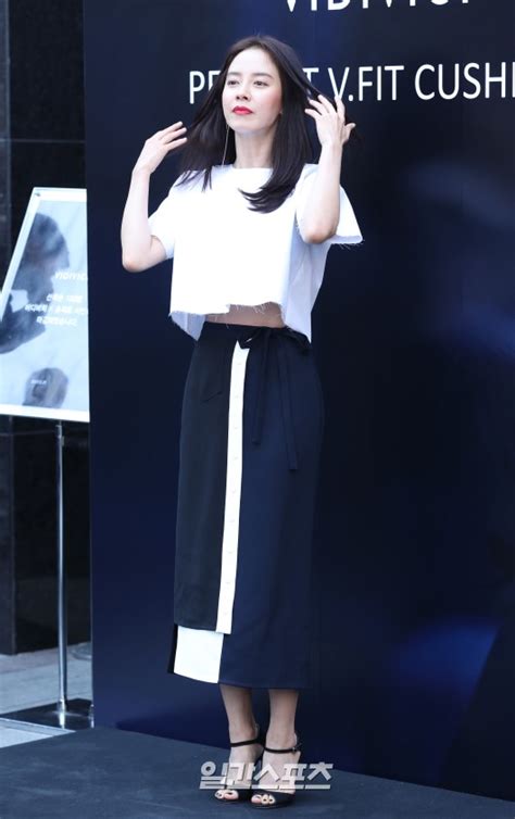 화보 송지효 섹시 크롭톱에 레드 컬러 고혹미
