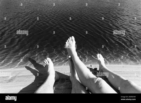 Frau Im Roten Bikini Schwarzweiß Stockfotos Und Bilder Alamy