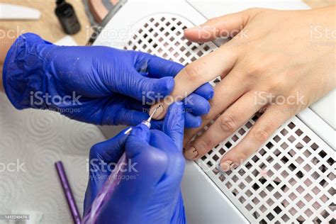 매니큐리스트는 손톱을 하이브리드 바니시 얇은 브러시 및 검은 색 점으로 베이지 색으로 칠합니다 2명에 대한 스톡 사진 및 기타 이미지 Istock