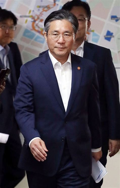 성윤모 산업통상자원부 장관 日 대화의지 진정성 의문
