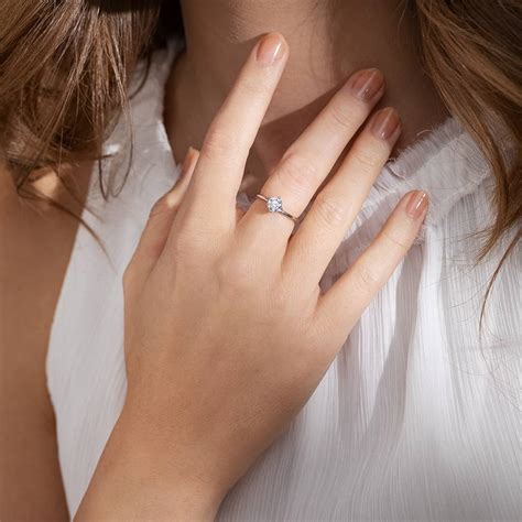 Anello Solitario Diamante Modello Valentino