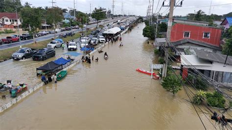2 ตำบล เมืองปัตตานี น้ำท่วมหนักสุดในรอบ 18 ปี ชาวบ้านเผยน้ำมาเร็วมาก ขน