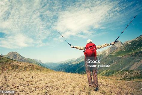 배낭 손을 가진 여성 여행자는 산을 즐기는 트레킹 폴을 올렸습니다 감정에 대한 스톡 사진 및 기타 이미지 감정 개념
