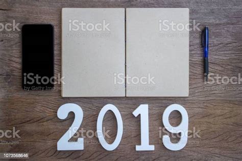 평면도 평면 위치 사무실 공급 스마트폰 참고도 서 및 펜 컷된 나무 수 2019 개념에 대한 스톡 사진 및 기타 이미지 개념