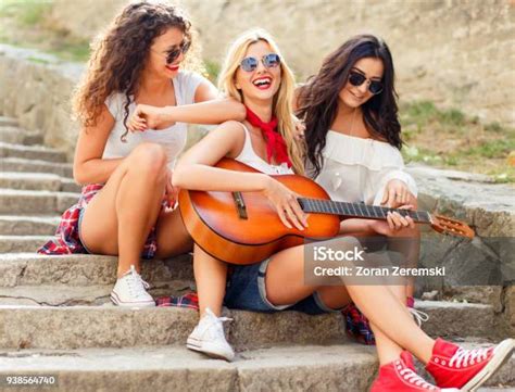 노래와 기타 연주는 계단에 앉아 젊은 여자 친구의 그룹입니다 20 24세에 대한 스톡 사진 및 기타 이미지 20 24세 3 명 가을 Istock