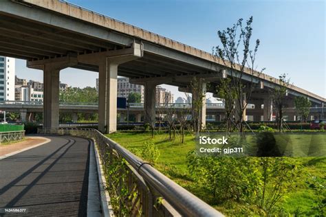 도시의 고가도로 아래 콘크리트 구조와 아스팔트 도로 공간 0명에 대한 스톡 사진 및 기타 이미지 0명 건설 산업 건축