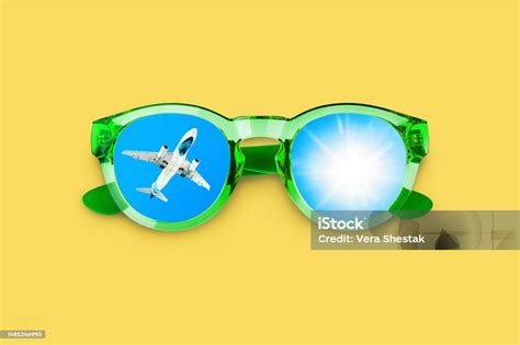비행기 태양 선글라스에 비친 푸른 하늘 노란색 배경에 안경을 끼우고 여름 휴가 디자인 휴가 비행 여행사 배너 국제 항공사 관광 개념 0명에 대한 스톡 사진 및 기타 이미지