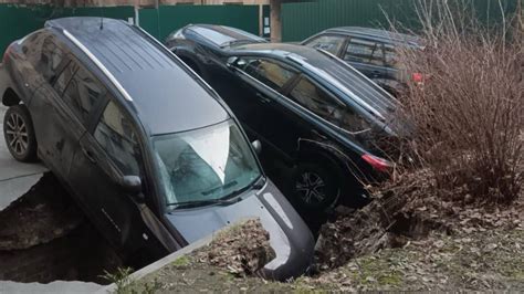 У центрі Києва біля Урядового кварталу під асфальт провалилися три автомобілі Читайте на Ukr Net
