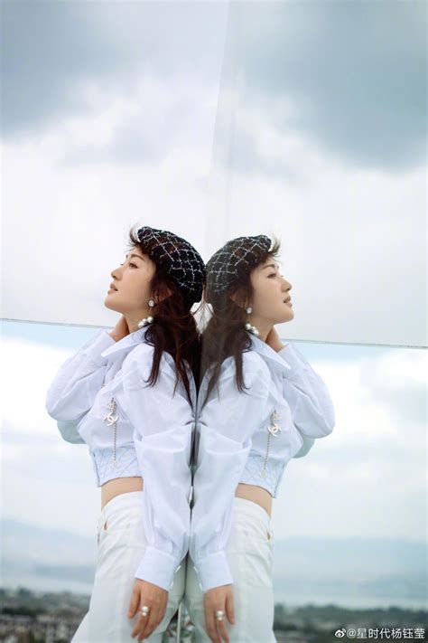 杨钰莹跑玻璃天台上拍美照 身穿露脐装弯下身秀纤细蛮腰娱乐环球网