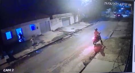 Vídeo flagra ladrão roubando celular de morador na porta de casa em Timon Portal Elias Lacerda