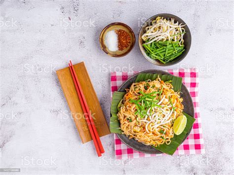 검은 접시에 바나나 잎에 야채와 레몬 슬라이스와 함께 제공되는 패드 타이 0명에 대한 스톡 사진 및 기타 이미지 0명 건강한 식생활 고급 요리 Istock