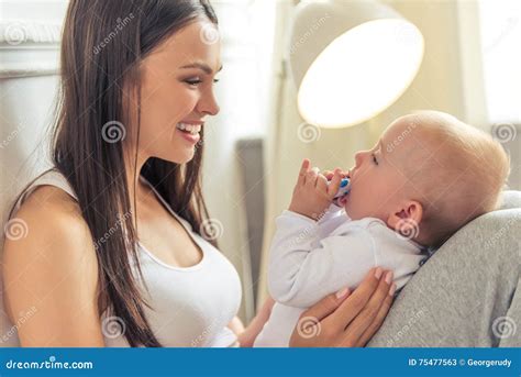 Mamma E Bambino Immagine Stock Immagine Di Ritratto 75477563