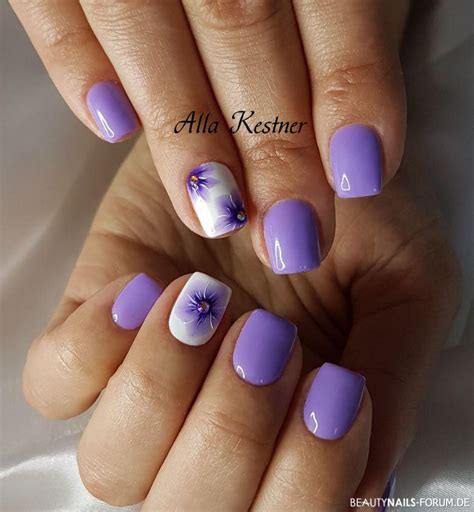 Helles Lila Fullcover Mit Blumen Design Nageldesign