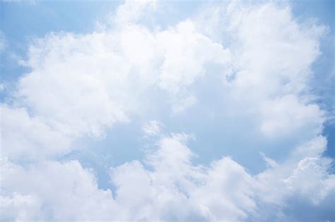 아침 시간 광선 햇빛에 작은 일반 흰색 구름과 아름다운 맑고 푸른 하늘 배경 텍스트의 공백입니다 소프트 포커스를 맞춥니다 0명에