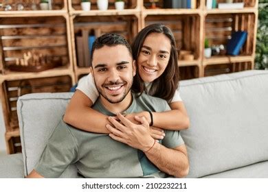 193 mil resultados de imágenes fotos de stock e ilustraciones libres de regalías para Joven