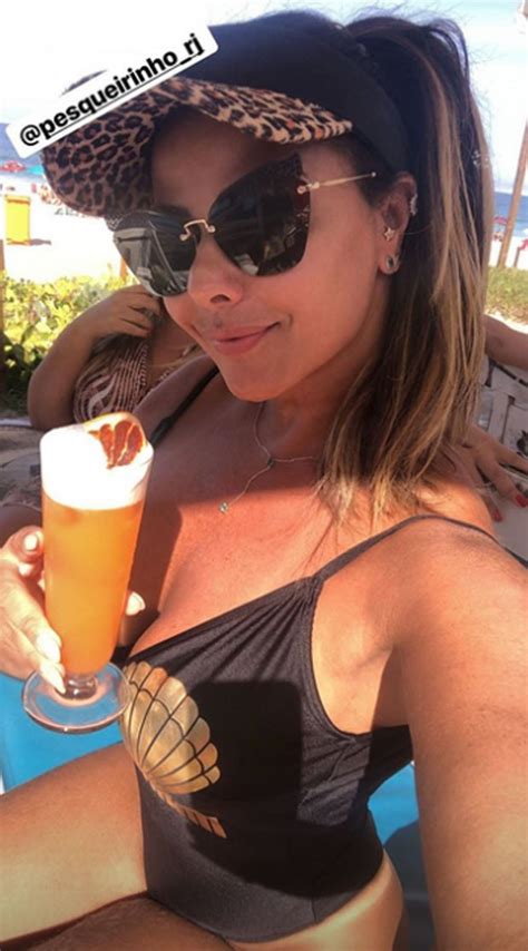Solteira Viviane Araújo aproveita segundona para botar bronzeado em dia Quem QUEM News