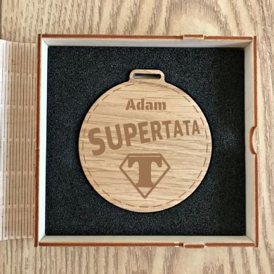Drewniany Medal Dla Taty W Etui Z Grawerem Imienia I Grafiki SUPERTATA
