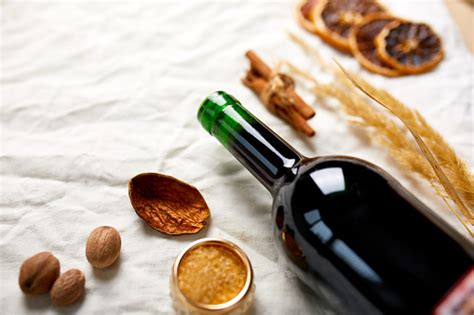 겨울 제철 멀드 와인에 대한 재료와 레드 와인 한 병의 플랫 레이 감귤류 과일에 대한 스톡 사진 및 기타 이미지 감귤류 과일 겨울 계절 Istock