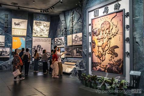 浙江嘉兴：市民参观南湖革命纪念馆 人民图片网