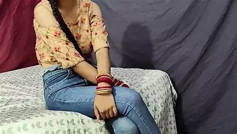 Doctor Ne Unmarried Ladki Ki Chut Chod Dali Kamar Ke Dard Thik Krne Ke