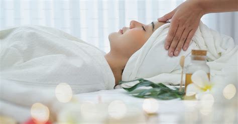 스파 살롱에서 레저 아시아 젊은 여성 마사지 및 트리트먼트 스파 룸 사진 Unsplash의 태국 이미지