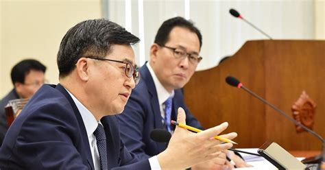 머니s포토 답변하는 김동연 부총리