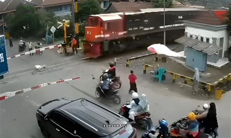 Detik Detik Pemotor Nekat Terobos Palang Pintu Kereta Api Hingga Nyaris Ketabrak Aksi Seperti