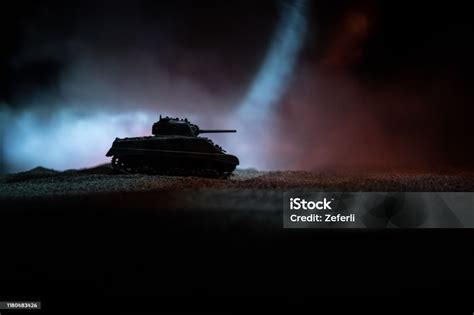 戰爭概念軍事剪影戰鬥場景在戰爭霧天空背景裝甲車的剪影下多雲天際線在夜間攻擊場景坦克戰鬥 照片檔及更多 M4 Sherman 照片 M4