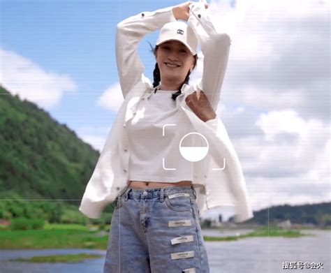 李小冉度假近照罕曝光，镜头下皮肤白到似婴儿，腰上一圈肉太真实美食