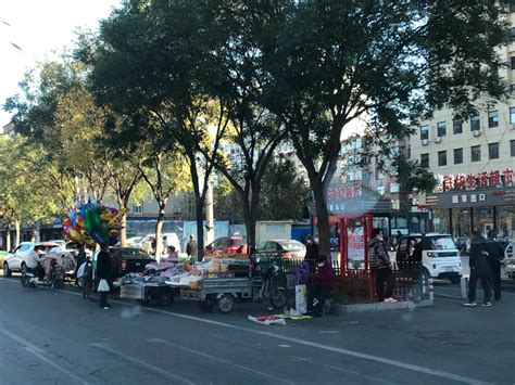 邢台123中兴西路邢台县砖厂路段占路经营非常严重望有关部门加强管理