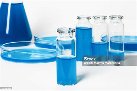 플라스크 파란색 파란색 액체가있는 실험실 용 항아리 실험실 유리 제품의 배경 페트리 접시 플라스크 시험관 흰색의 밝은 배경 생명 공학에 대한 스톡 사진 및 기타 이미지