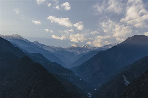 구름 위의 Kangchenjunga 산입니다 그린 가운데 힐스 노스 시킴 인도에서 저녁에 보기 0명에 대한 스톡 사진 및 기타