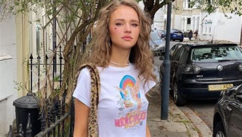 Does Julia Gisella Have A Twin Sister Age And Wikipedia