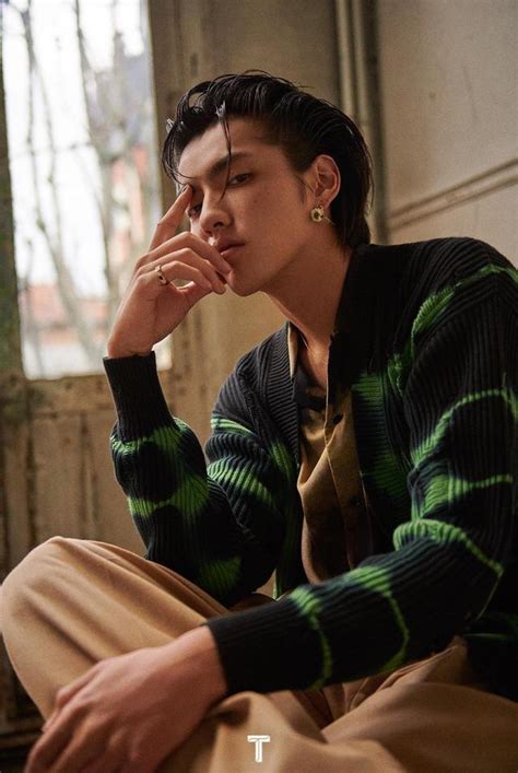 吴亦凡登《t》三月刊封面 面部特写极致帅气 新浪图片
