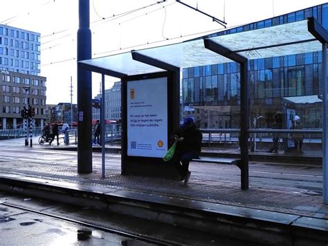 Actievoerders Hangen In Delft Posters Op Die Wijzen Op De ‘misleidende Reclames Van Shell