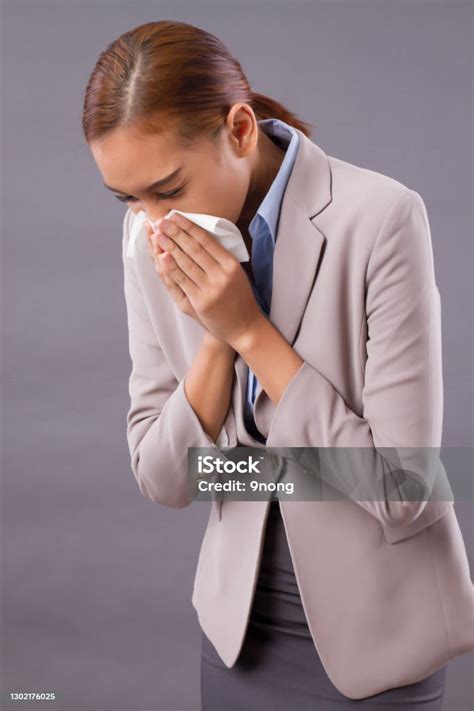 아픈 알레르기 여성 재채기 먼지 나 꽃가루 알레르기 오염 된 공기 콧물 감기 독감 질병을 가진 아픈 아시아 여성 건강 관리 또는 대기 오염 개념 젊은 성인 황갈색 피부