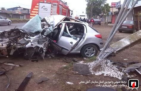 تصادف شدید خودروی سواری با تیر چراغ برق در جاده فومن خبرآنلاین