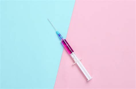 미니 멀리즘 의료 개념 주사 예방 접종 블루 핑크 파스텔 배경에 보라색 액체와 주사기 단일 이미지에 대한 스톡 사진 및 기타