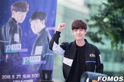 포토 관중석 향해 손짓하는 Asl 우승자 정윤종