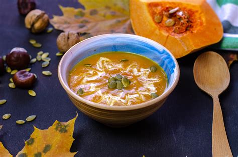 검은 배경에 단풍 장식과 어두운 빵 크루통과 씨앗 호박 크림 수프 0명에 대한 스톡 사진 및 기타 이미지 0명 가을