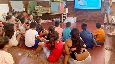 Prop de 300 xiquets acudeixen a les escoles d estiu d educació