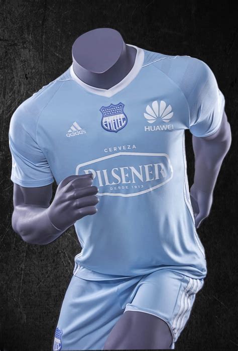 Fotos De Uniformes De EMELEC A Lo Largo De La Historia