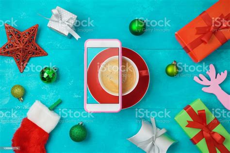 커피 컵 스마트 전화 선물 상자와 나무 테이블에 장식 크리스마스 휴일 창조적인 개념 0명에 대한 스톡 사진 및 기타 이미지